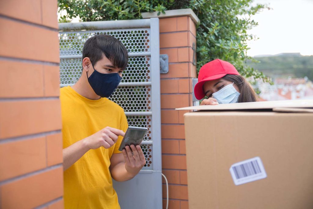 Do Ecommerce Businesses Really Need Order Tracking Software? | OptimoRoute Do Ecommerce Businesses Really Need Order Tracking Software? | OptimoRoute
